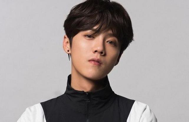 Luhan ex-EXO Pakai Rompi Kalimat Syahadat, Tuai Kecaman Luhan ex-EXO Pakai Rompi Kalimat Syahadat, Tuai Kecaman