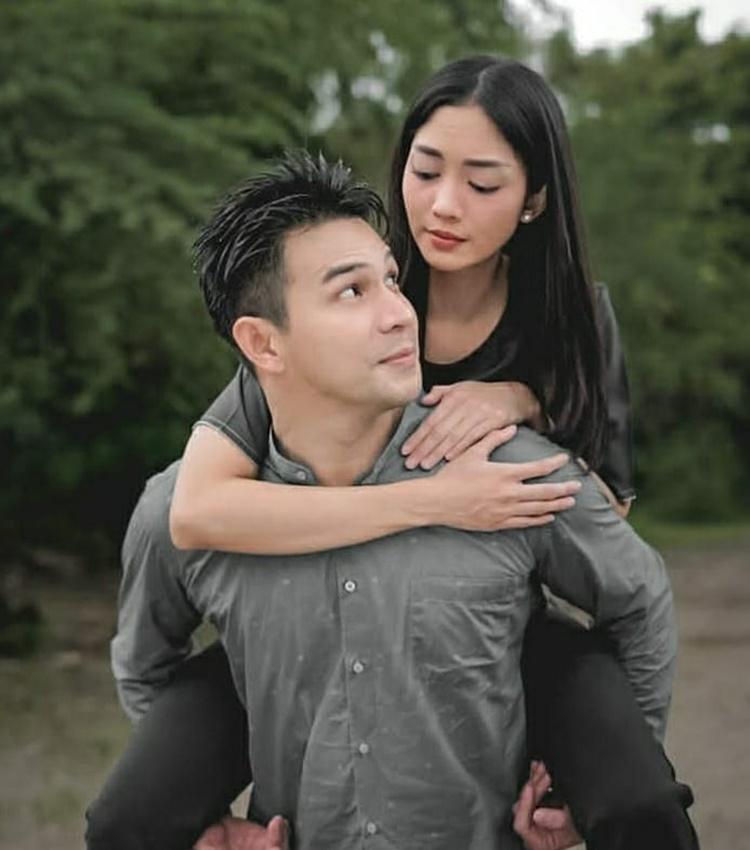 Heboh! 9 Foto Kedekatan Ririn Dwi Ariyanti & Jonathan Frizzy Heboh! 9 Foto Kedekatan Ririn Dwi Ariyanti & Jonathan Frizzy