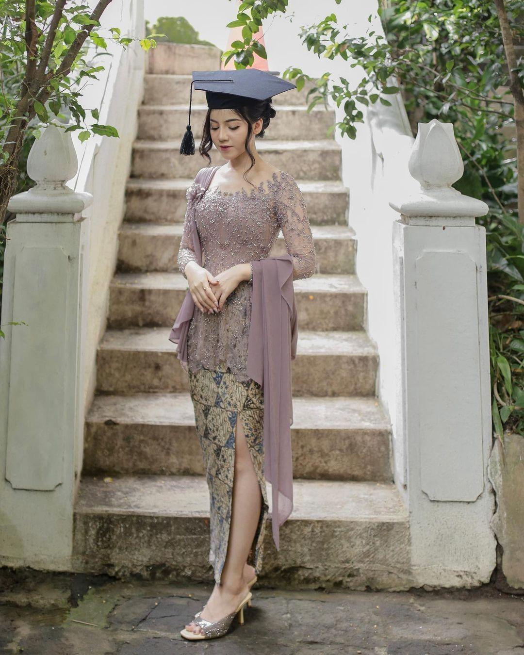 Rekomendasi Model Kebaya Wisuda yang Kekinian Rekomendasi Model Kebaya Wisuda yang Kekinian